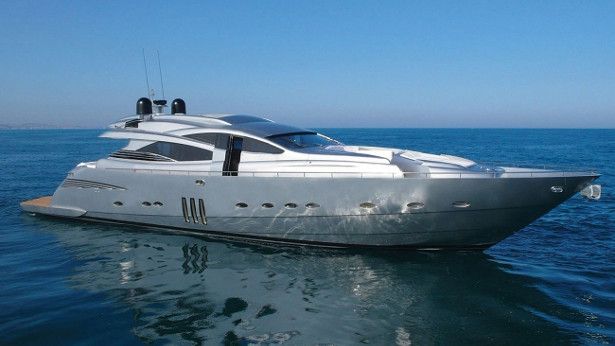 €500,000 price reduction on superyacht MM at Camper & Nicholsons